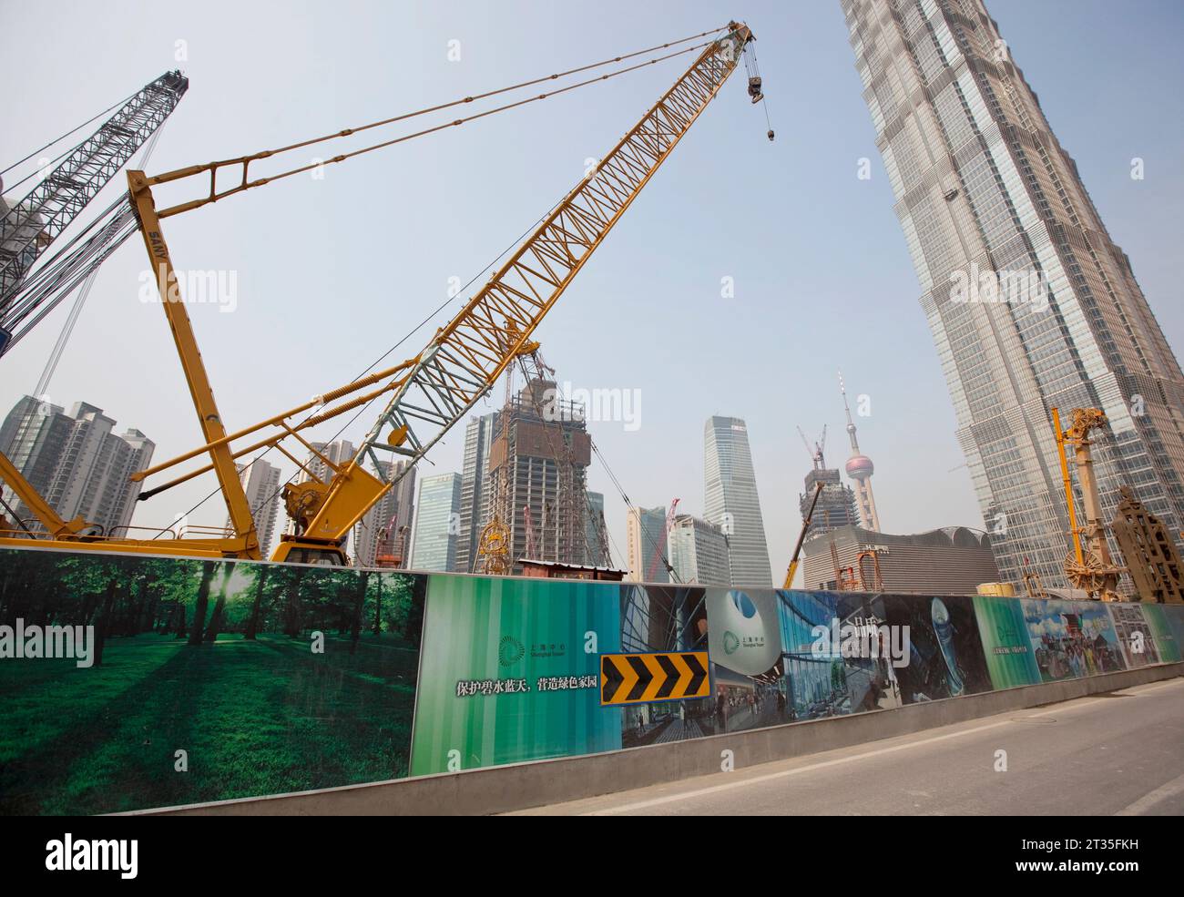 CONSTRUCTION WORK IN SHANGHAI CHINA Stock Photo - Alamy
