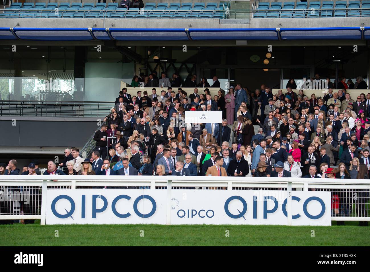 Qipco british champions day crowd hi-res stock photography and images ...