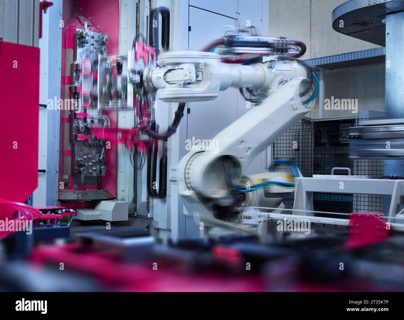 Industrial robot arm working modern hi-res stock photography and images ...