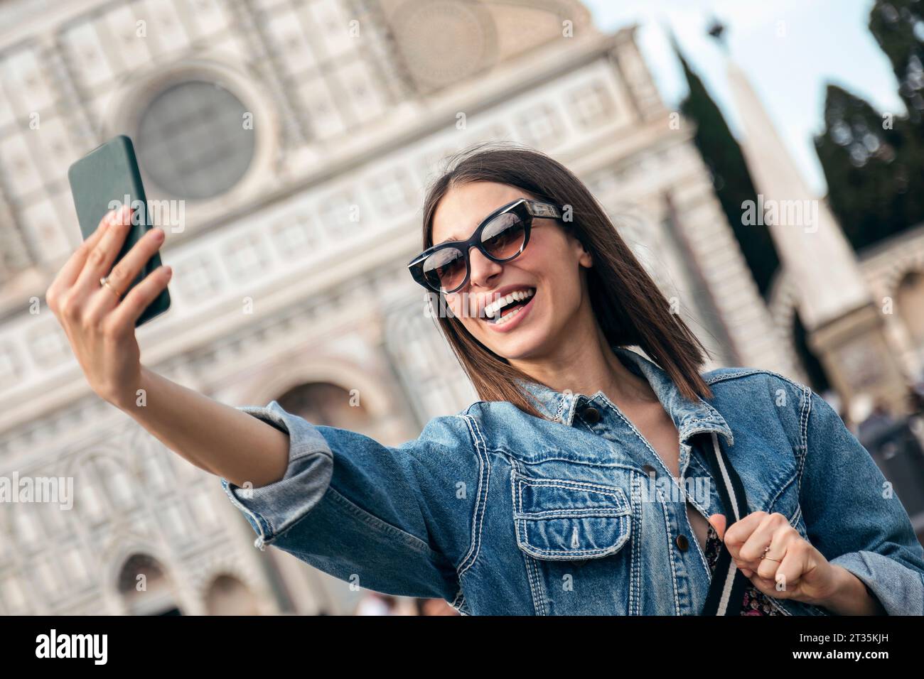 People clicking selfie hi-res stock photography and images - Alamy