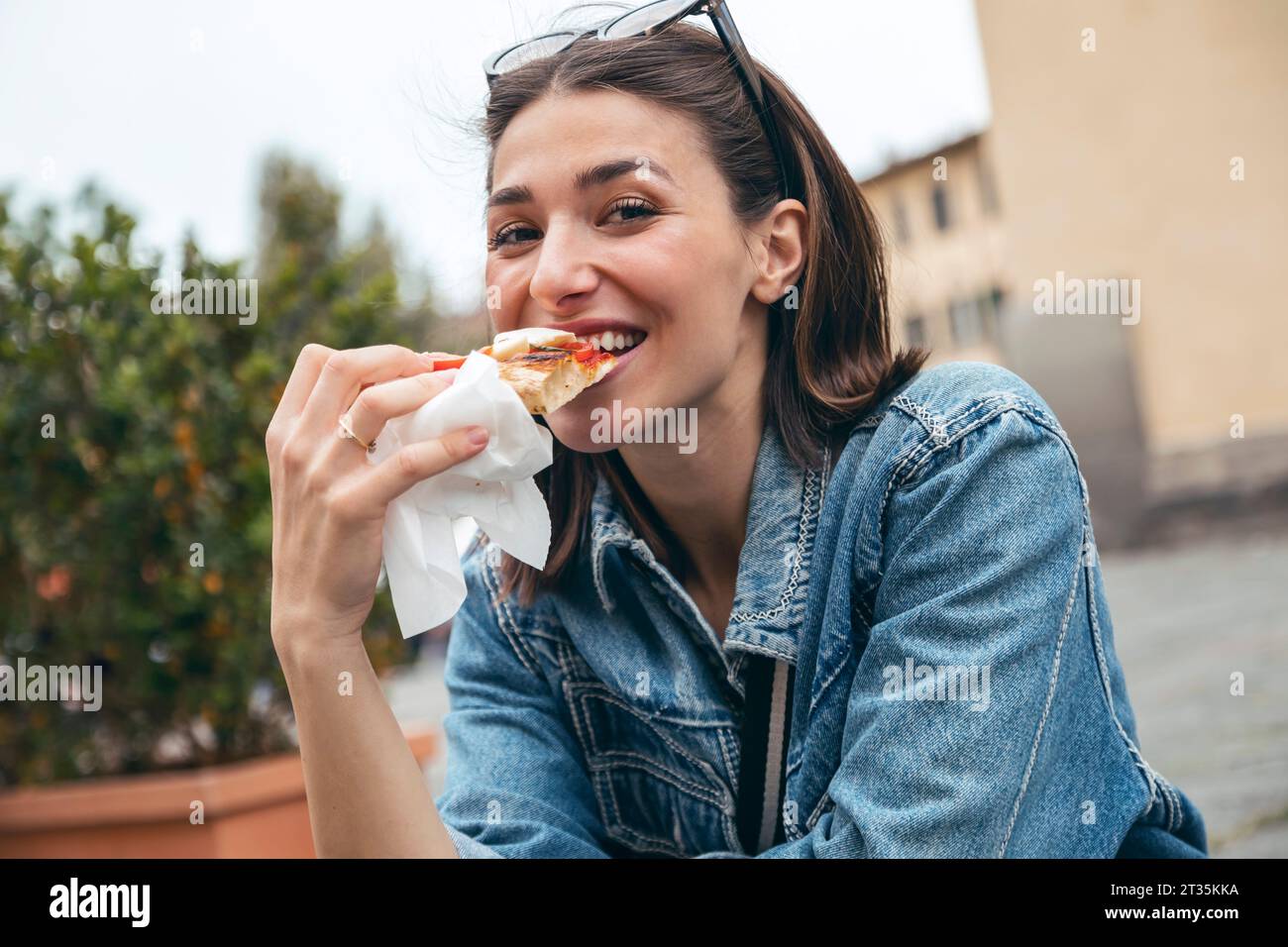 Young people eating pizza outdoors hi-res stock photography and images ...