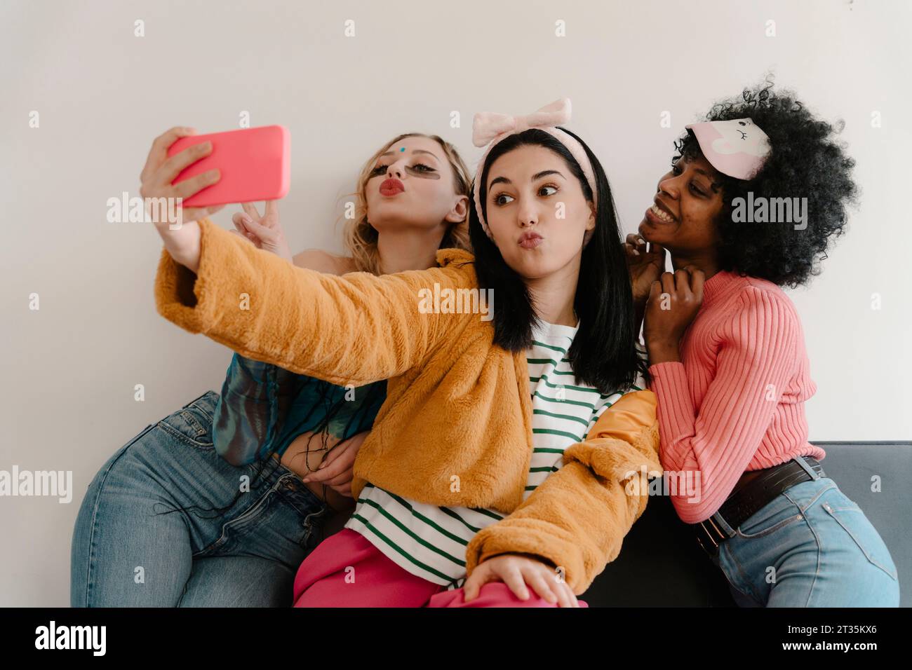 People clicking selfie hi-res stock photography and images - Alamy