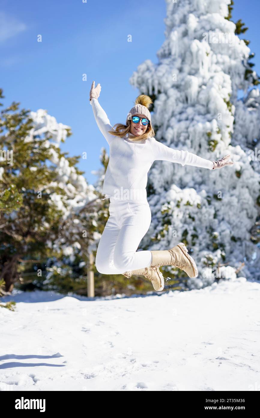 Wearing white outfit hi-res stock photography and images - Alamy