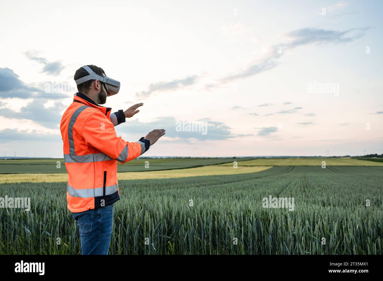 Engineer wearing virtual reality hi-res stock photography and images - Alamy