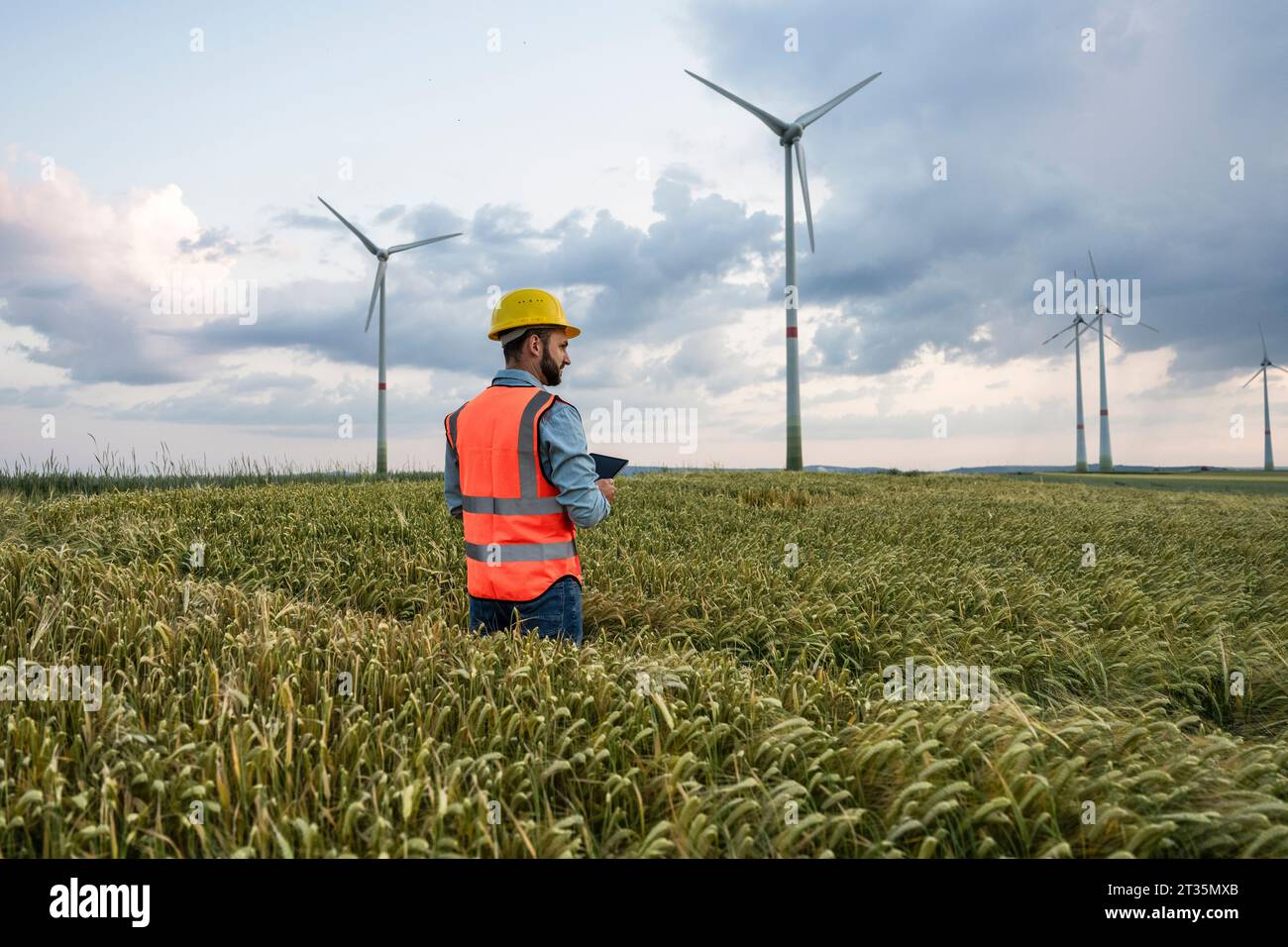 Engineer field tablet hard hat hi-res stock photography and images - Alamy
