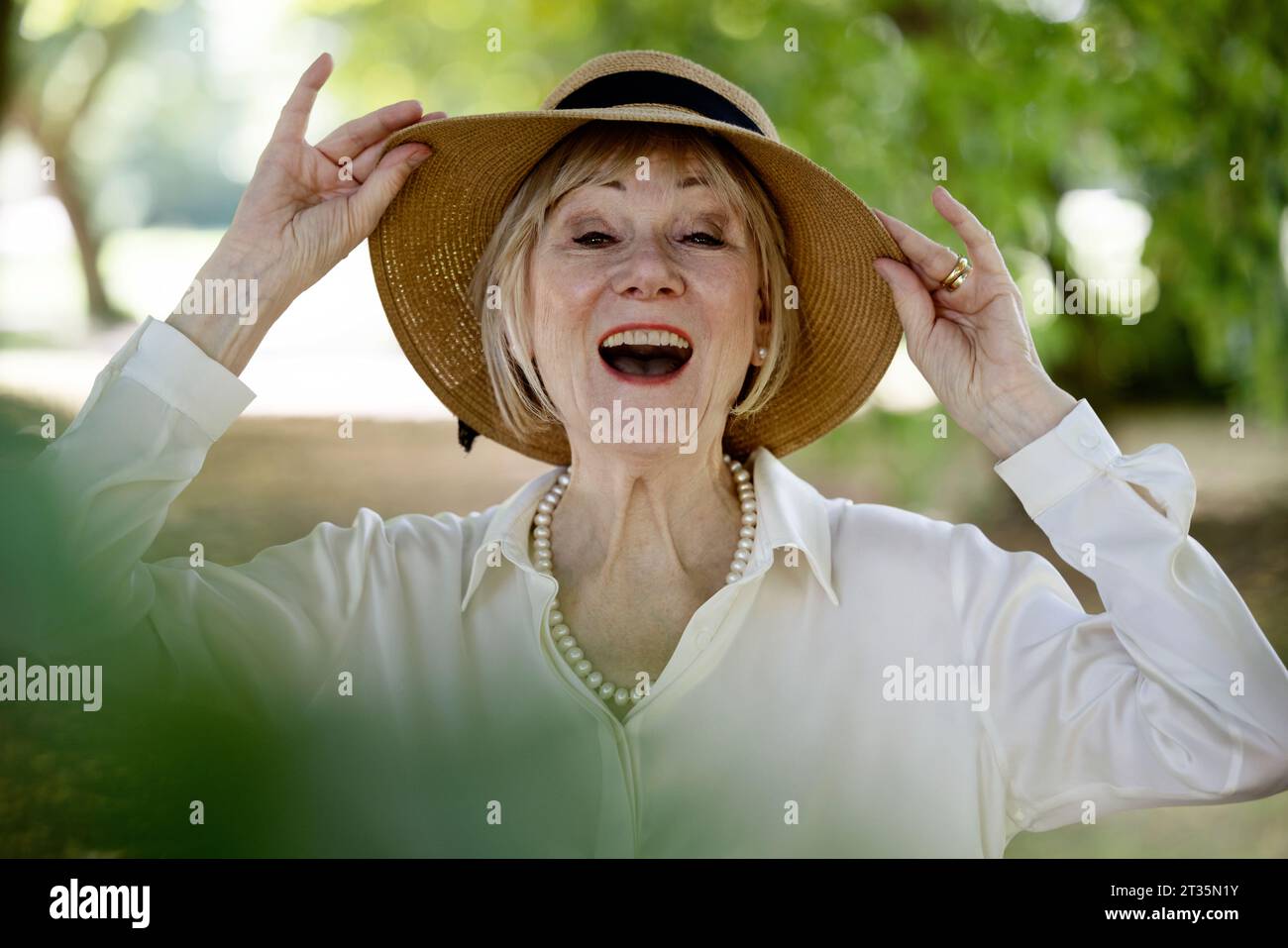 Woman straw hat open mouth hi-res stock photography and images - Alamy