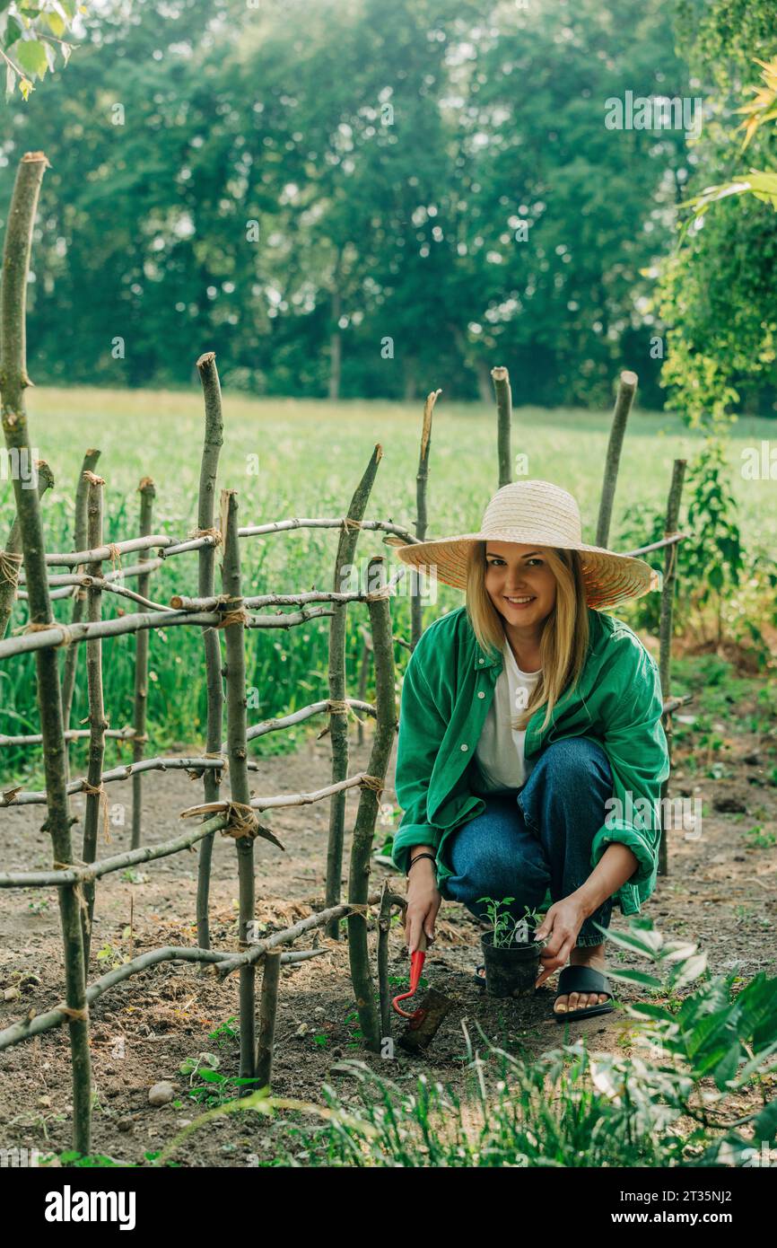 Woman digging garden hi-res stock photography and images - Alamy