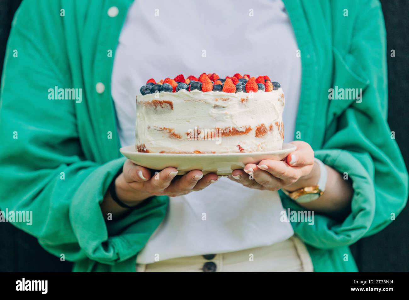 Hands holding cake hi-res stock photography and images - Alamy