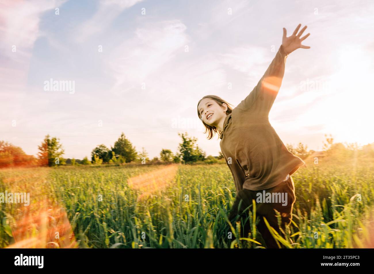 Boy running in grass hi-res stock photography and images - Alamy