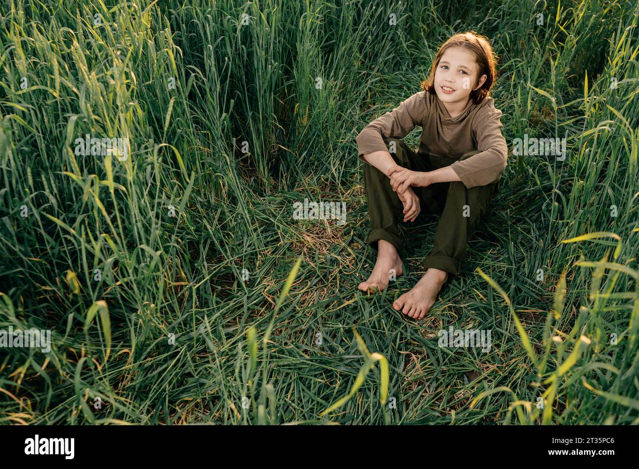 Barefoot boy hi-res stock photography and images - Alamy