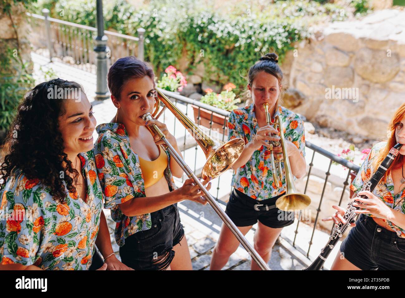 Women playing musical instruments hi-res stock photography and images ...
