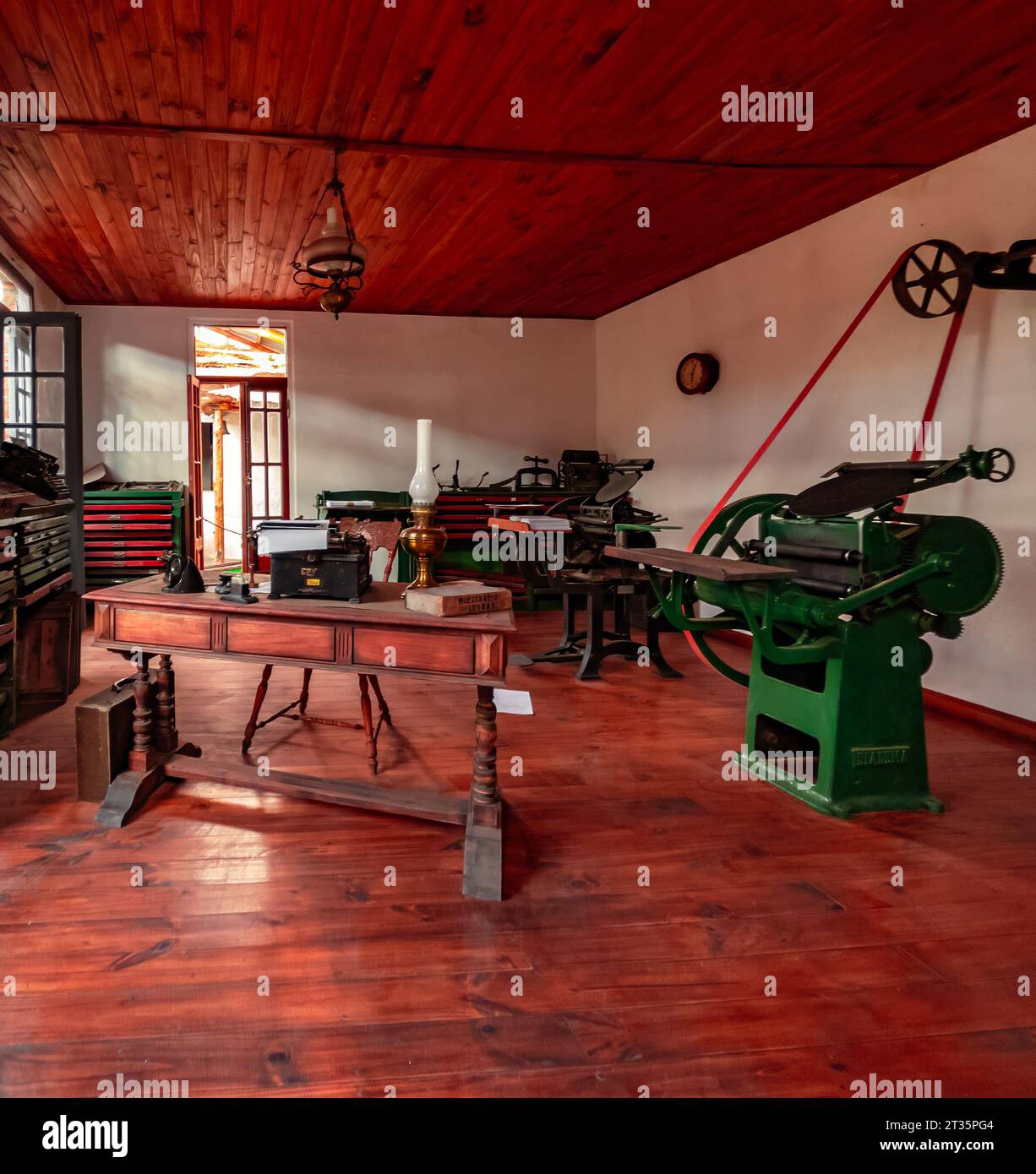 Replica of a vintage printing press workshop Stock Photo - Alamy
