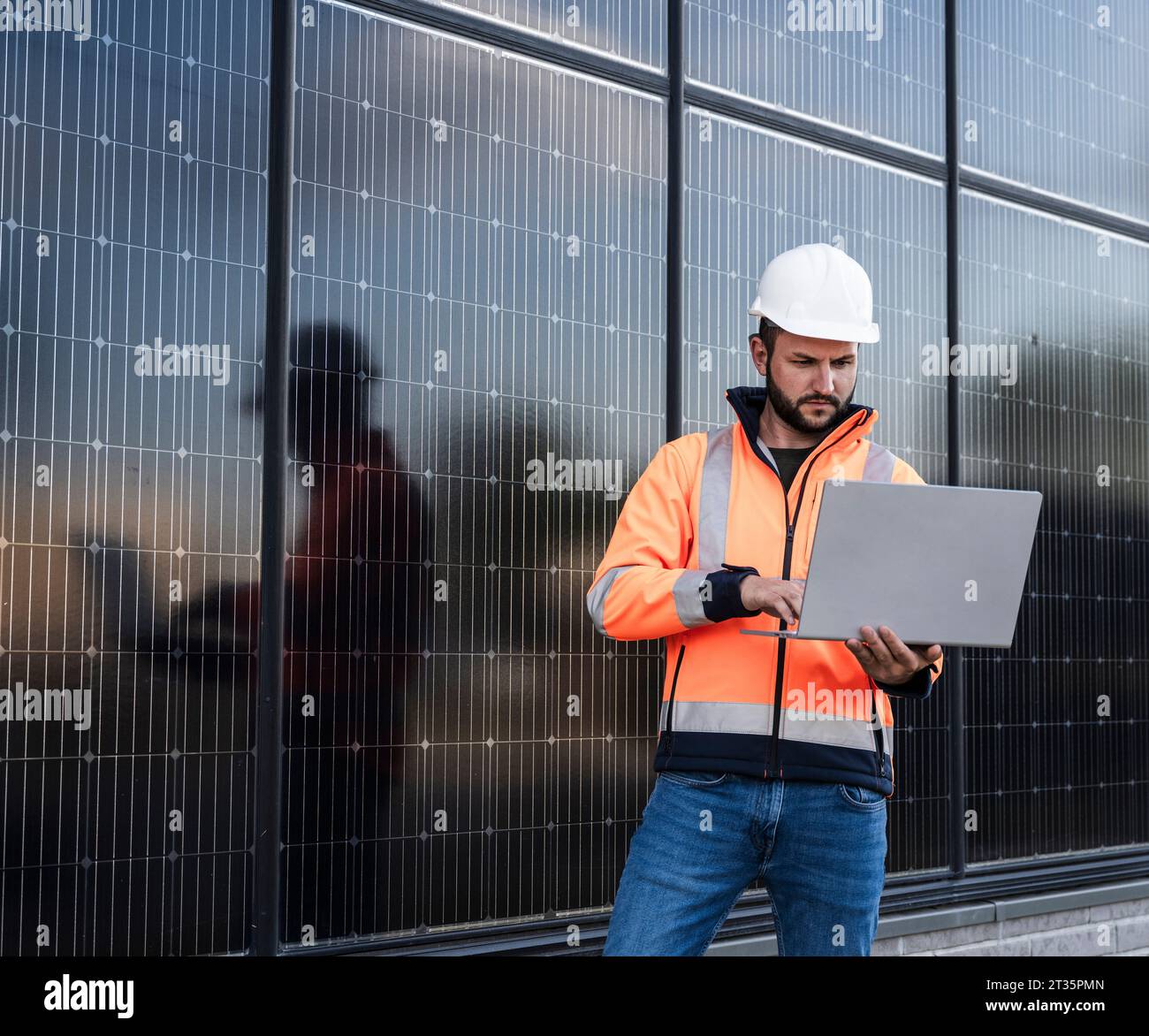 Engineer working solar panels hi-res stock photography and images - Alamy