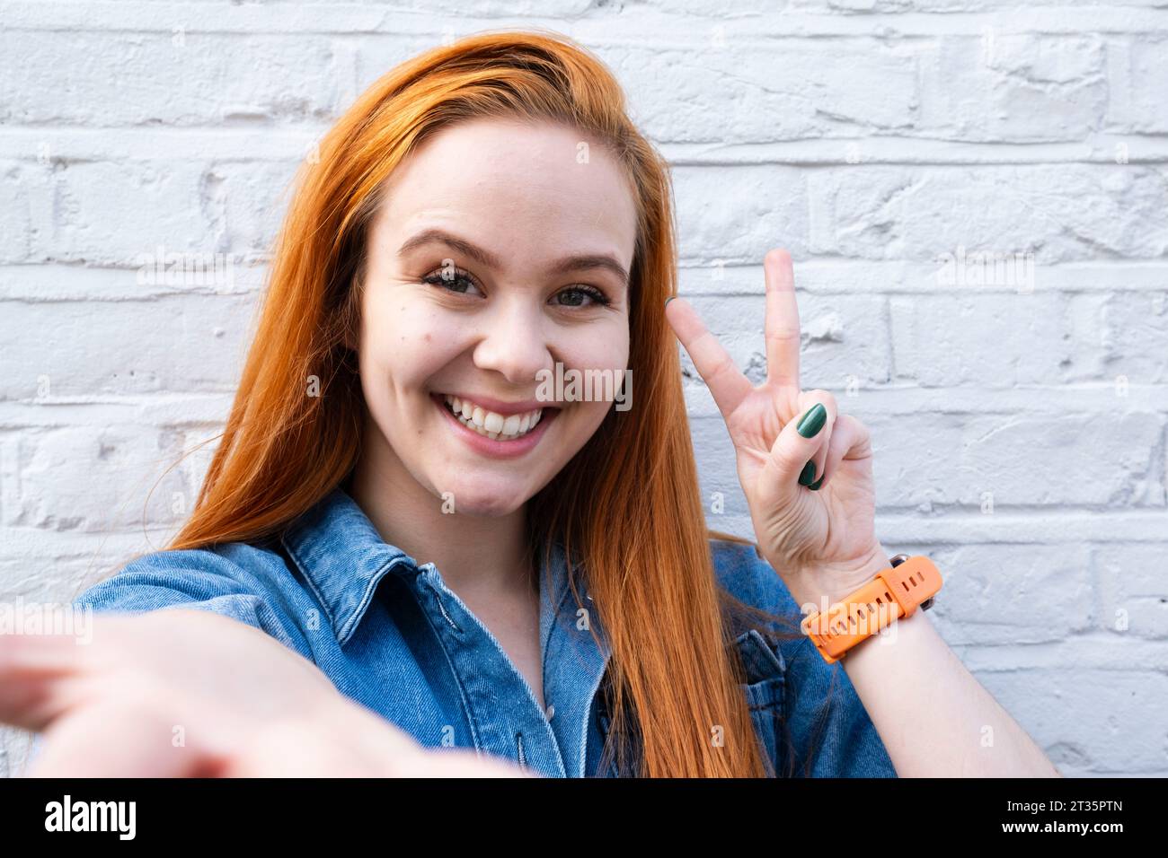 Peace sign smile smiling hi-res stock photography and images - Alamy