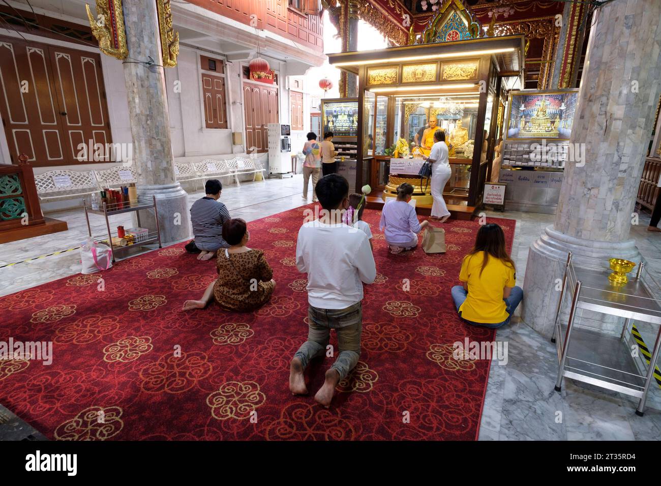 Gläubige Buddhisten beten im Wat Paknam Phasi Charoen - Thonburi - Bangkok - Thailand, Dezember ...