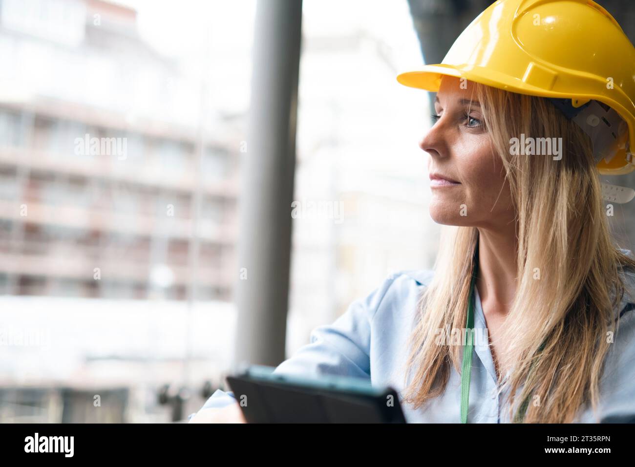 Female engineer wearing safety hat hi-res stock photography and images ...