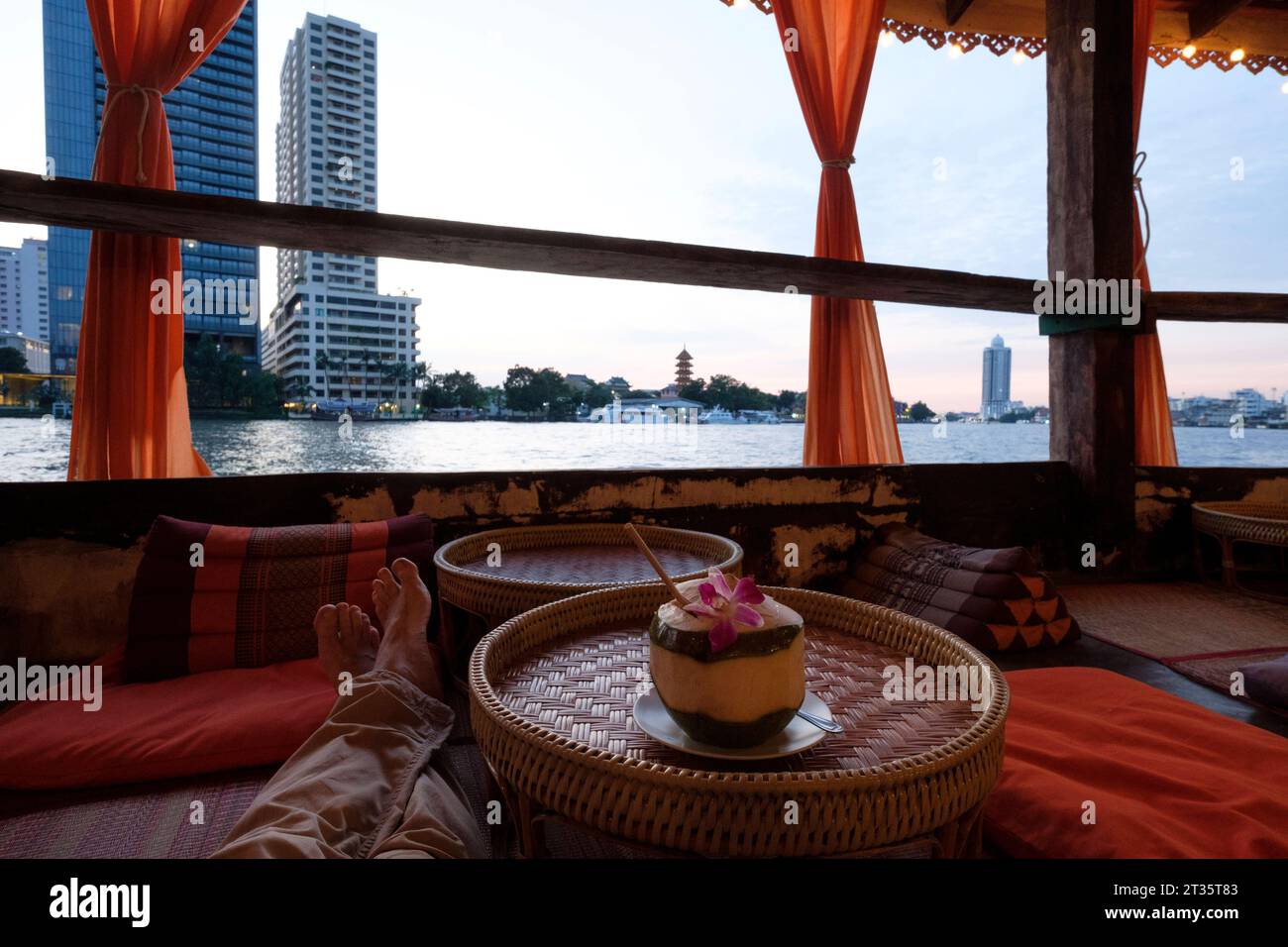 Kokosnuss mit Blick auf den Chao Phraya im Restaurant Baan Rim Naam im ...