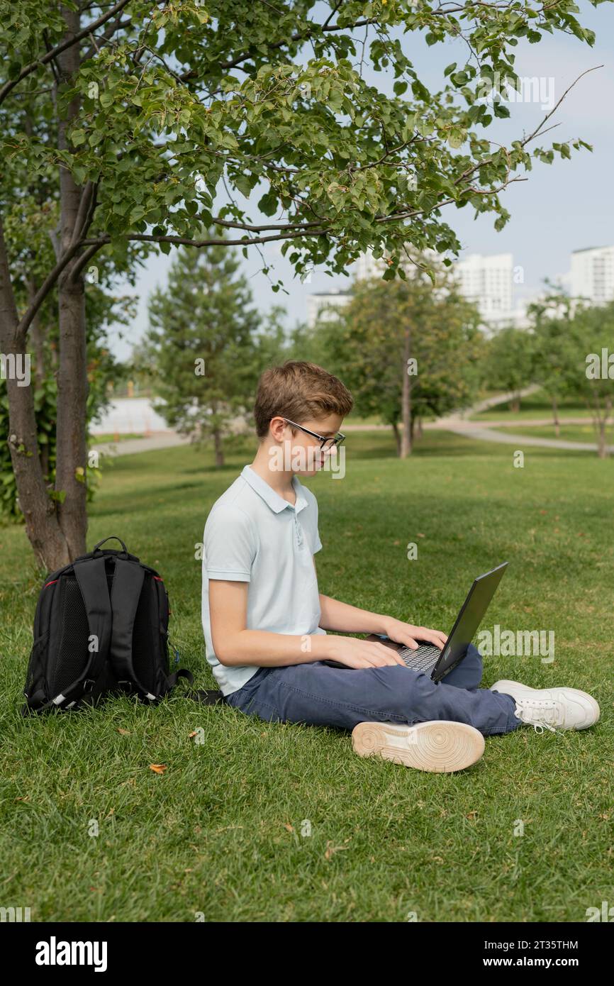 Laptop computer park garden hi-res stock photography and images - Alamy
