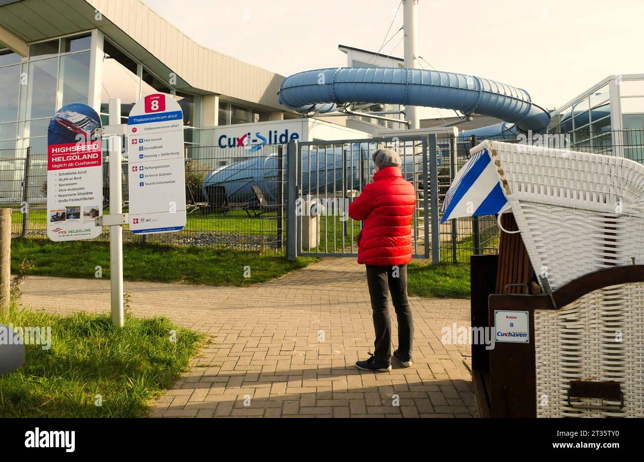 Das Thalassozentrum ahoi in Cuxhaven - gesehen am 18.10.2023 *** The Thalasso center ahoi in ...