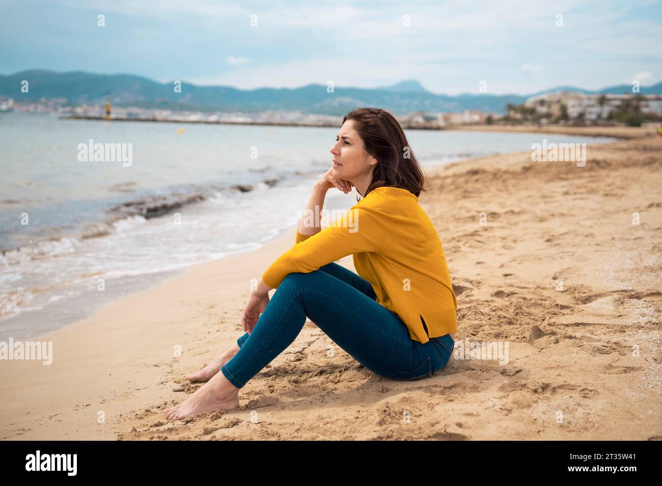 Woman sitting on beach thinking hi-res stock photography and images - Alamy