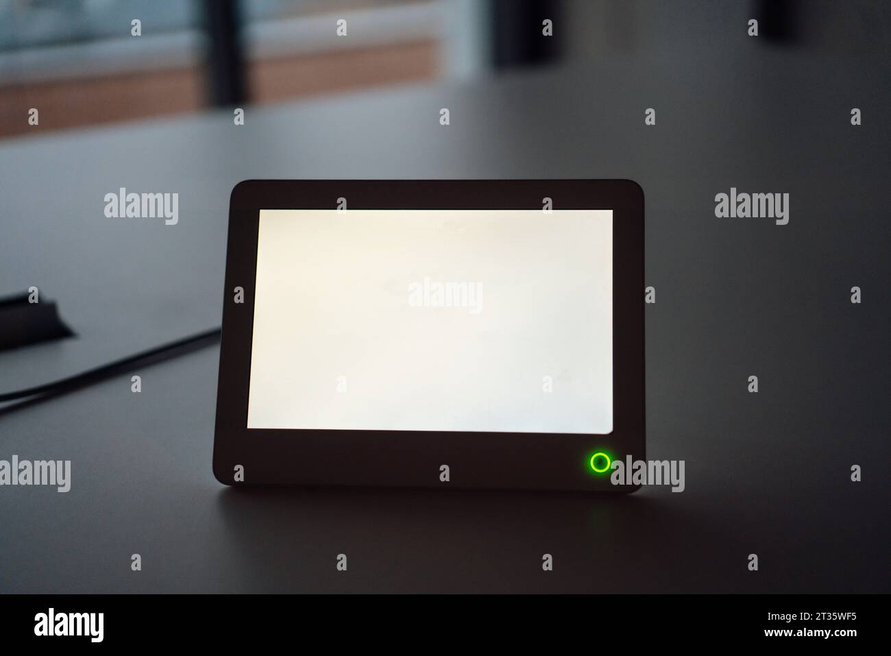 Tablet PC with white blank screen at desk Stock Photo - Alamy