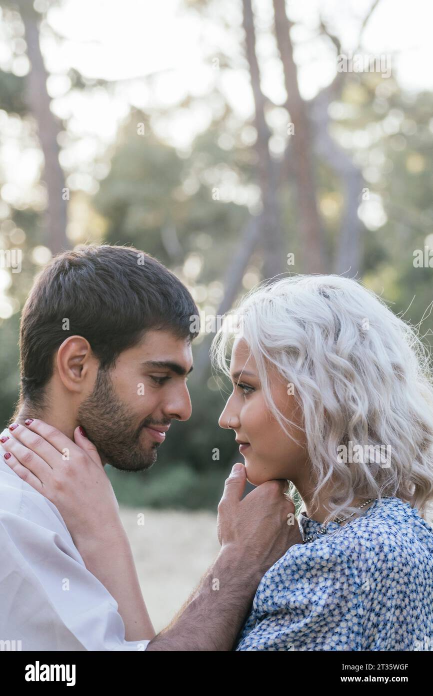 Staring couple hi-res stock photography and images - Alamy