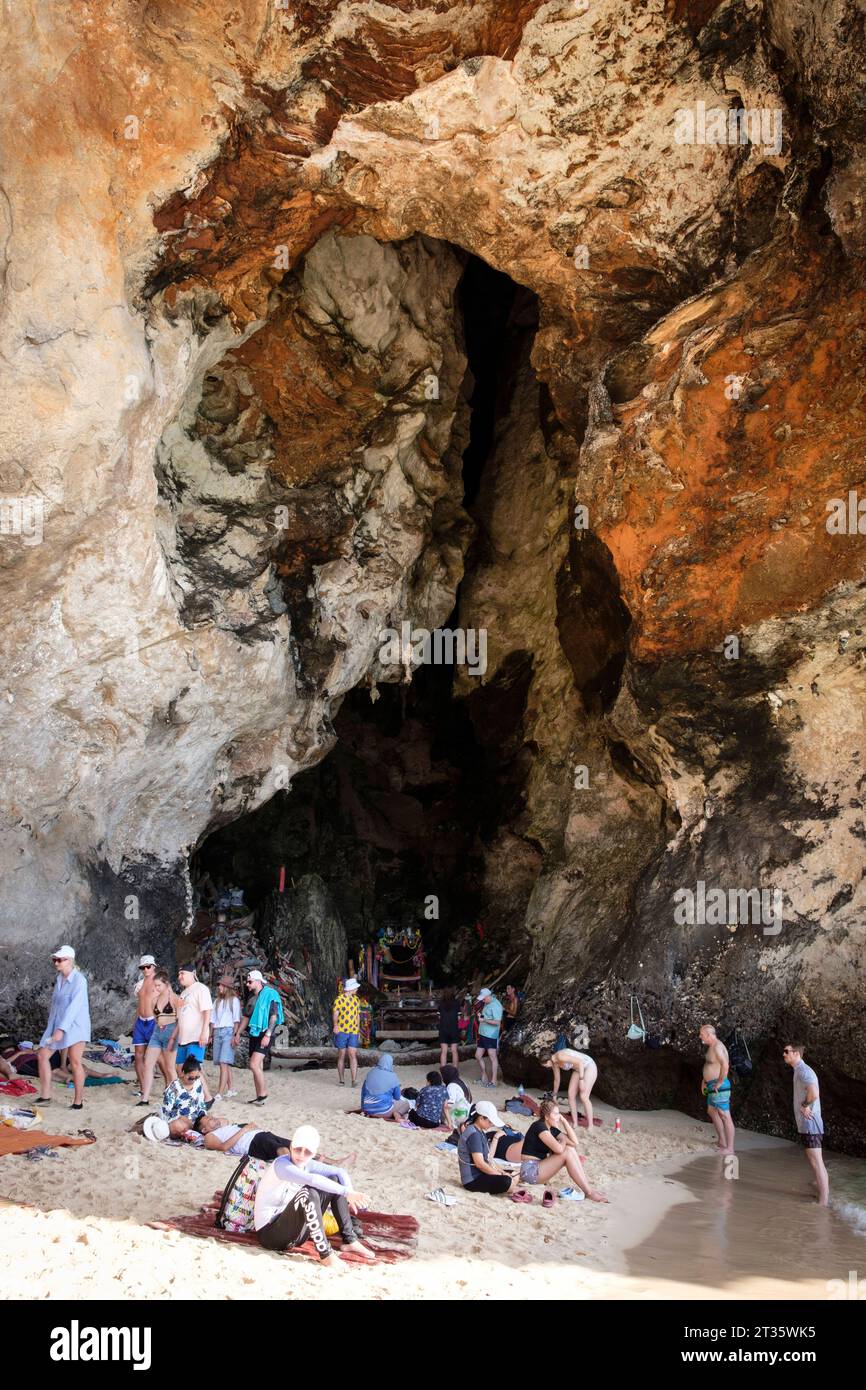 Phallus-Schrein in der Phra Nang Cave Grotte der Prinzessin - Railay ...