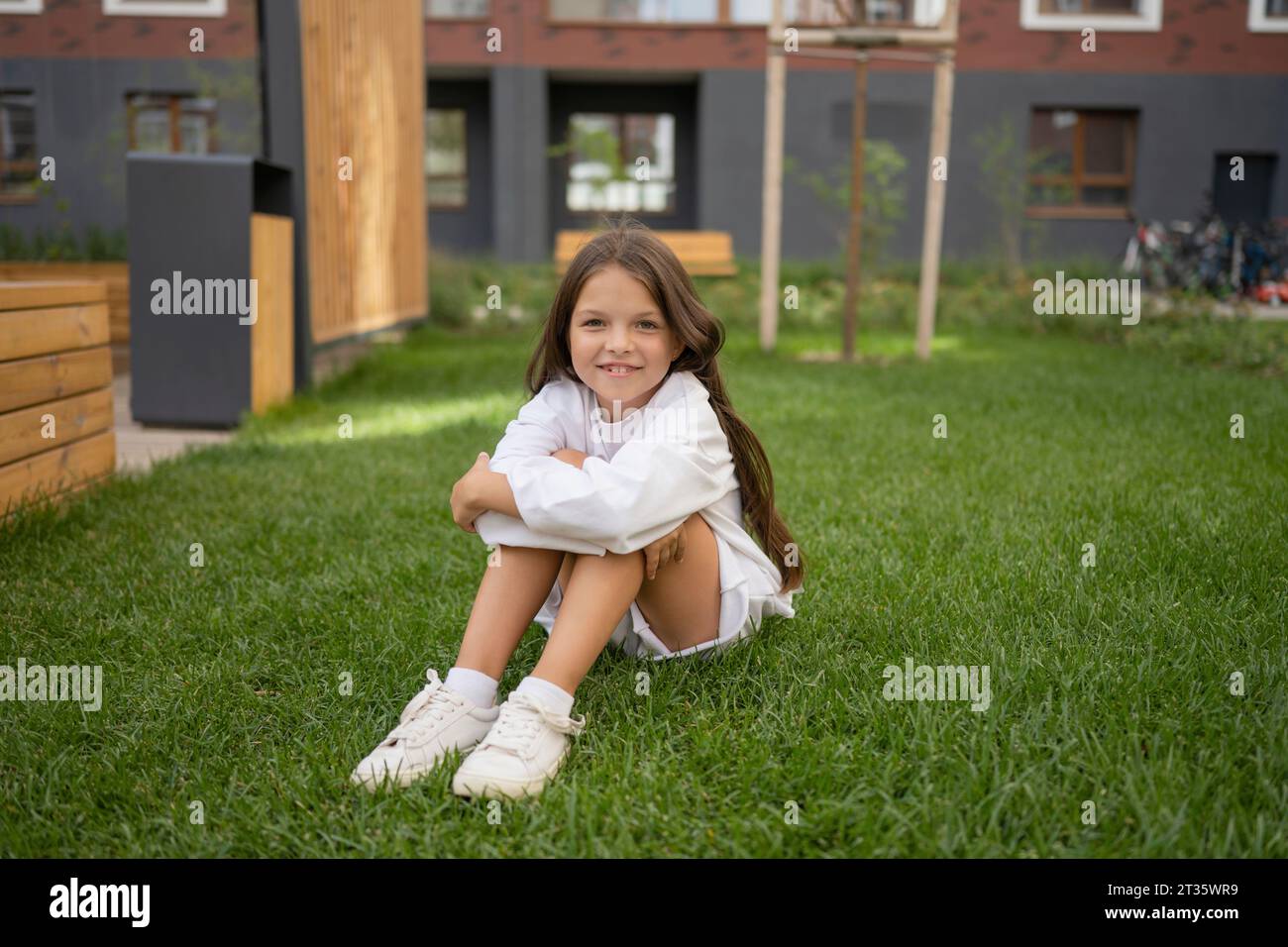Long grass back garden hi-res stock photography and images - Alamy