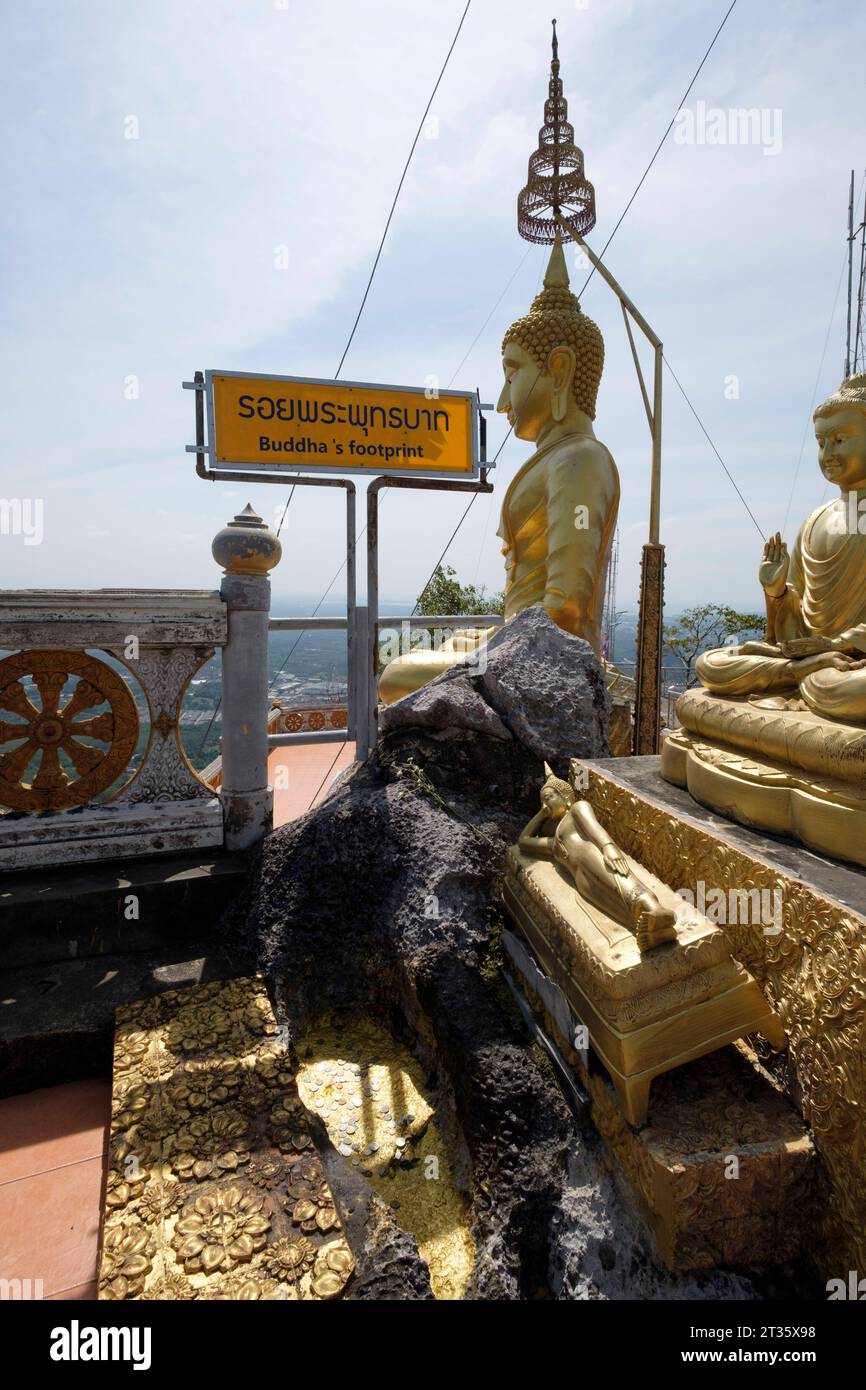 Buddhas Fussabdruck und Buddha-Statuen oben am Berg - Tiger Cave Temple ...