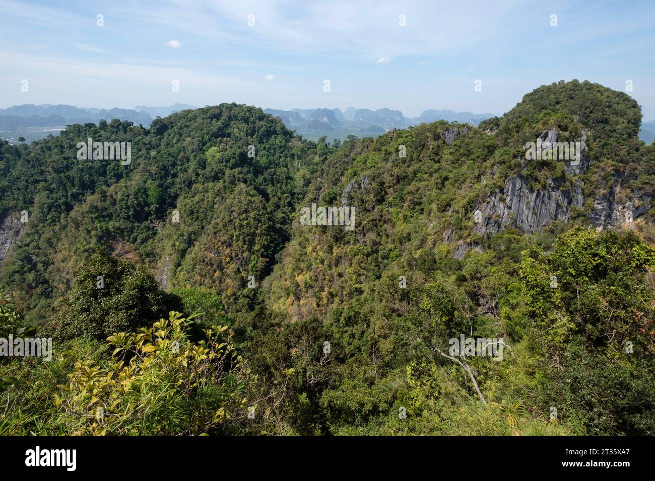 Aussicht auf die Karstberge - Tiger Cave Temple Wat Tham Sua - Krabi ...