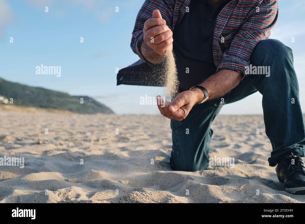 Hand holding sand hi-res stock photography and images - Alamy