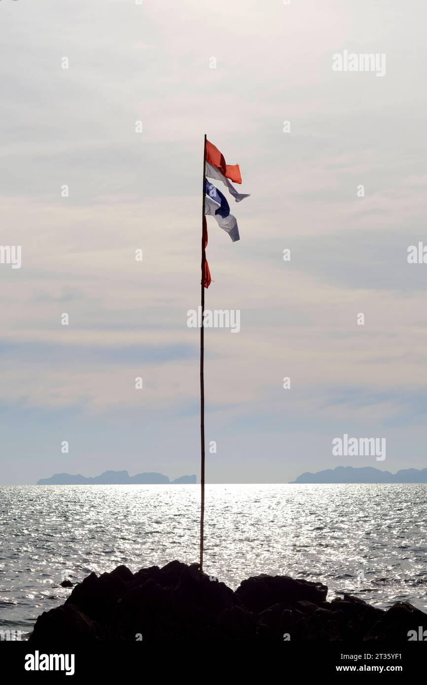 Fahne am Ting Rai Beach - Koh Jum - Thailand, Januar 2023 *** Flag at ...