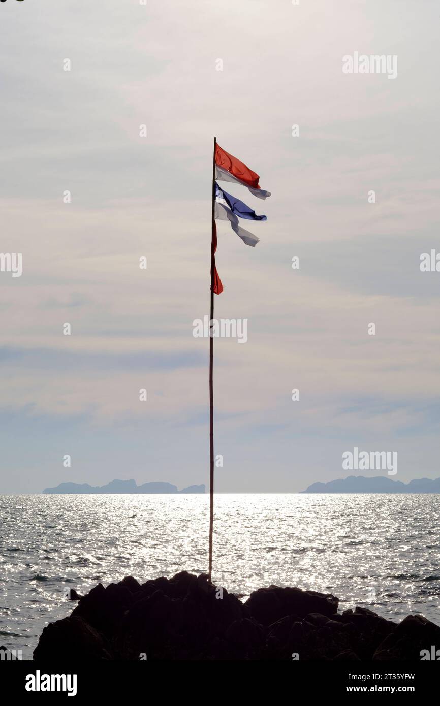Fahne am Ting Rai Beach - Koh Jum - Thailand, Januar 2023 *** Flag at ...