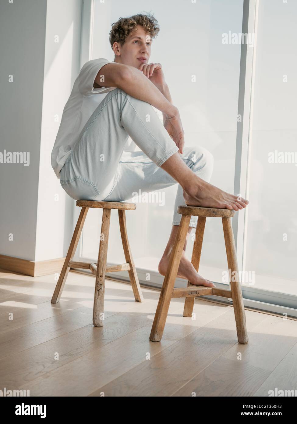 People sitting on stools hi-res stock photography and images - Alamy