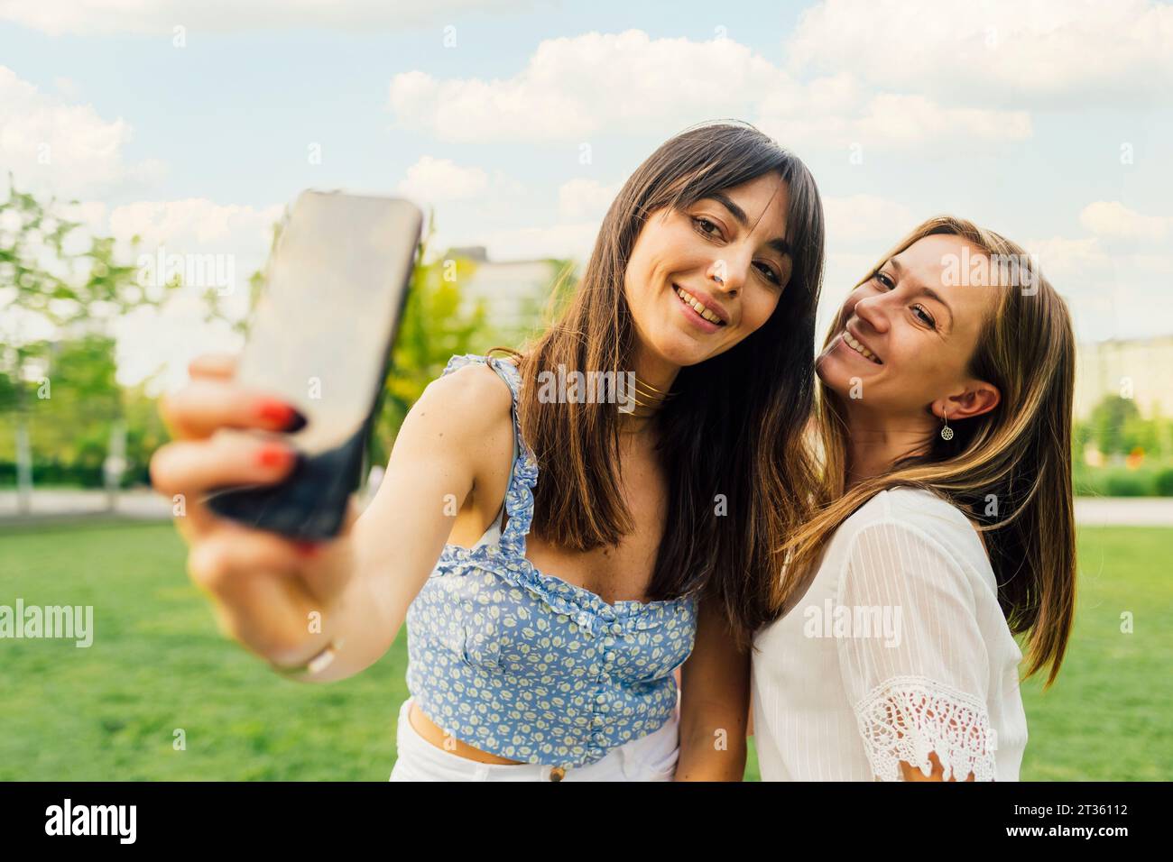 Taking selfie friend hi-res stock photography and images - Alamy
