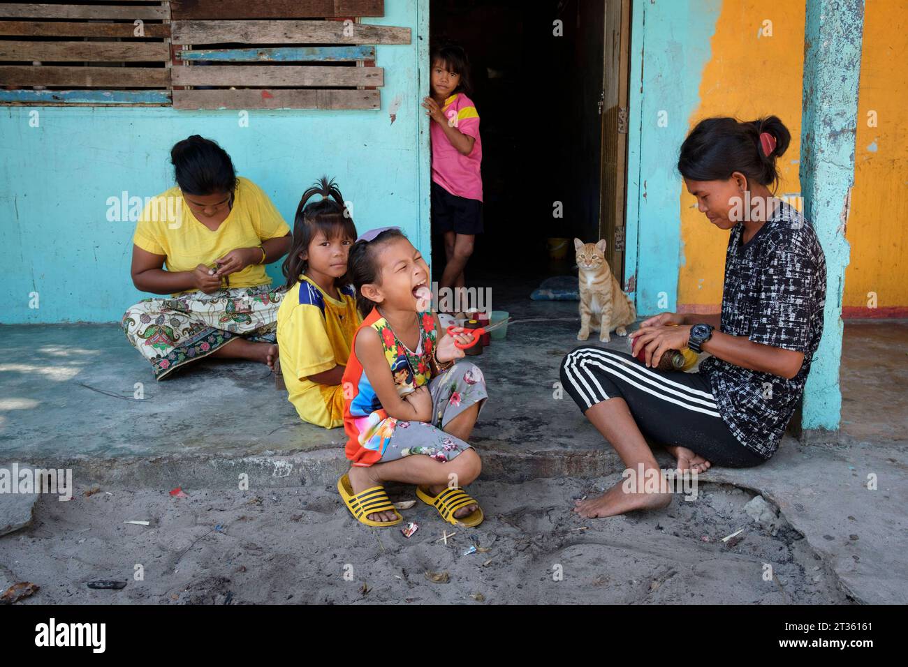 Eine Familie sitzt vor ihrem Haus im Moken-Dorf - Koh Phayam - Thailand ...