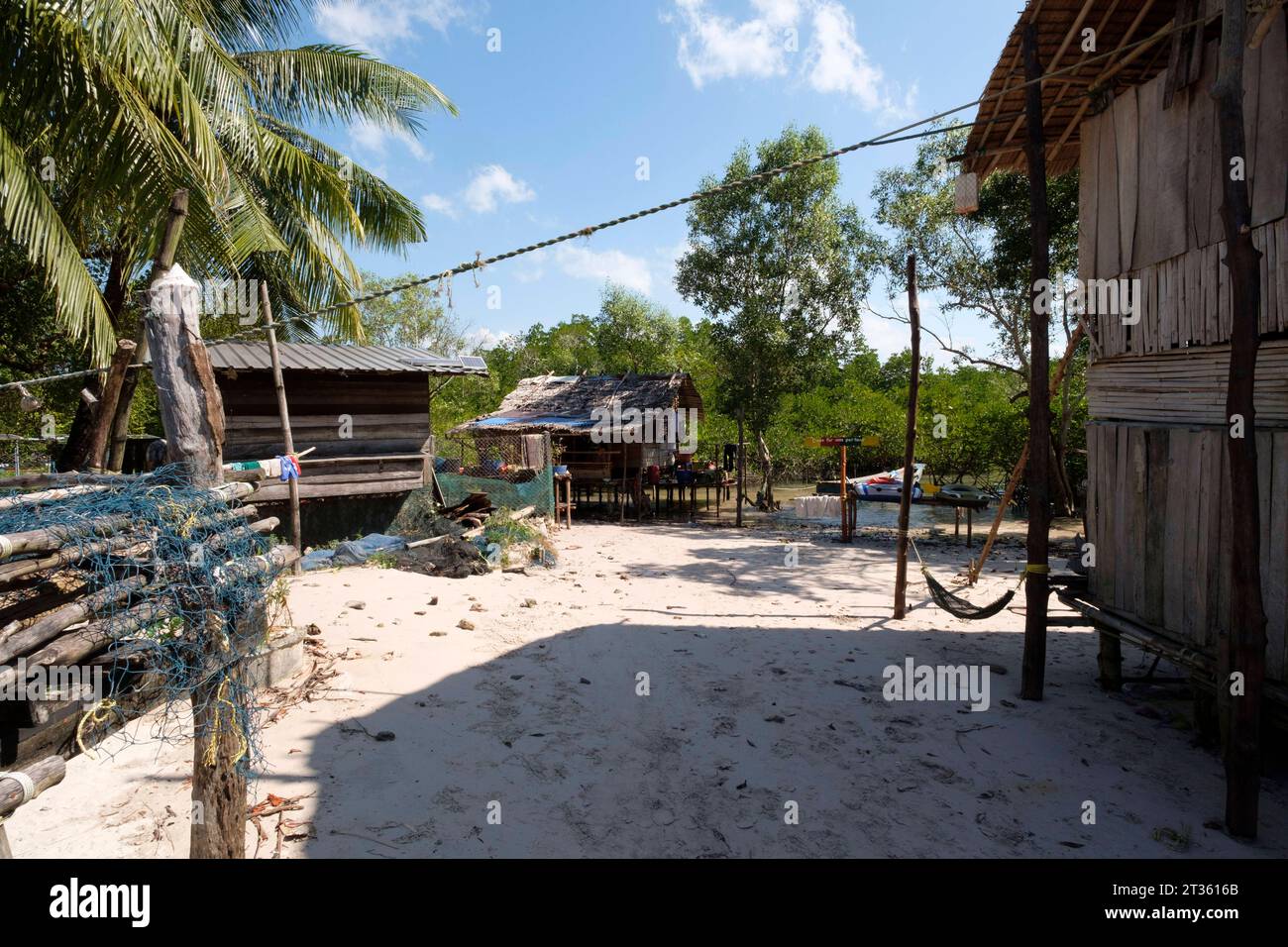 Hütten im Moken-Dorf - Koh Phayam - Thailand, Dezember 2022 *** Huts in ...