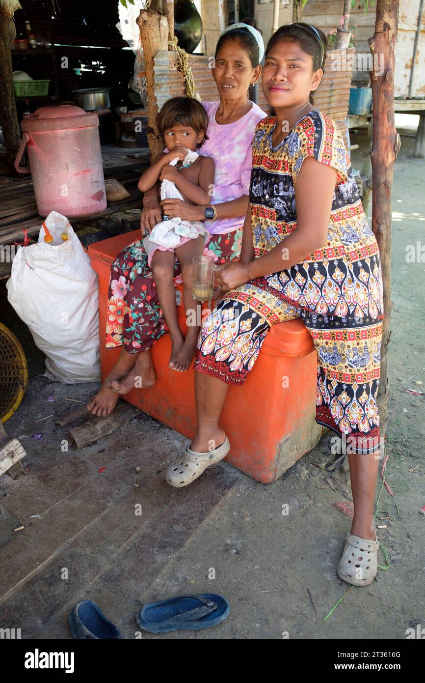 Eine Familie vor ihrer Hütte im Moken-Dorf - Koh Phayam - Thailand ...