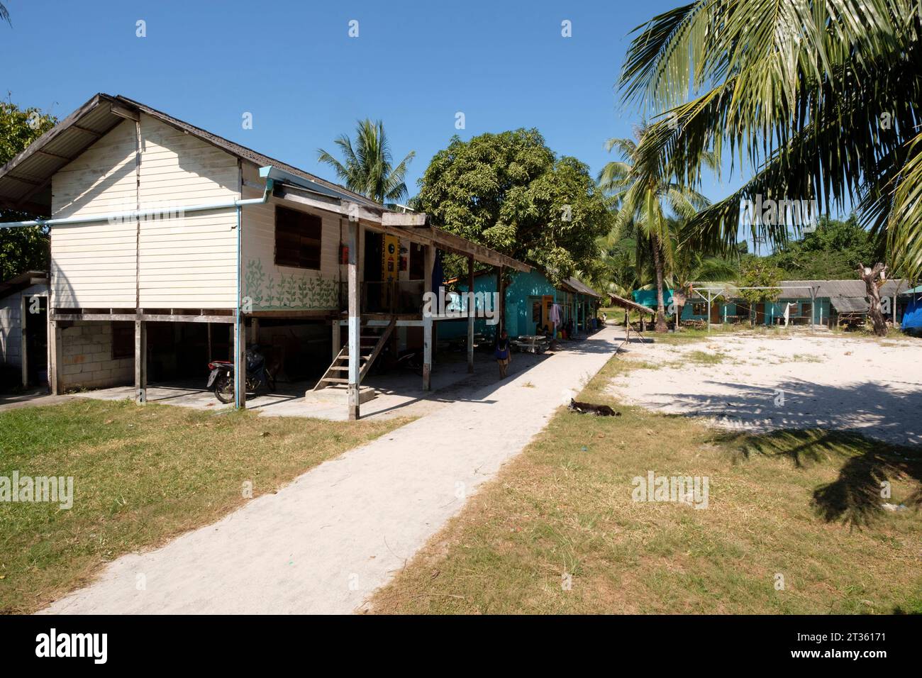 Hütten im Moken-Dorf - Koh Phayam - Thailand, Dezember 2022 *** Huts in ...