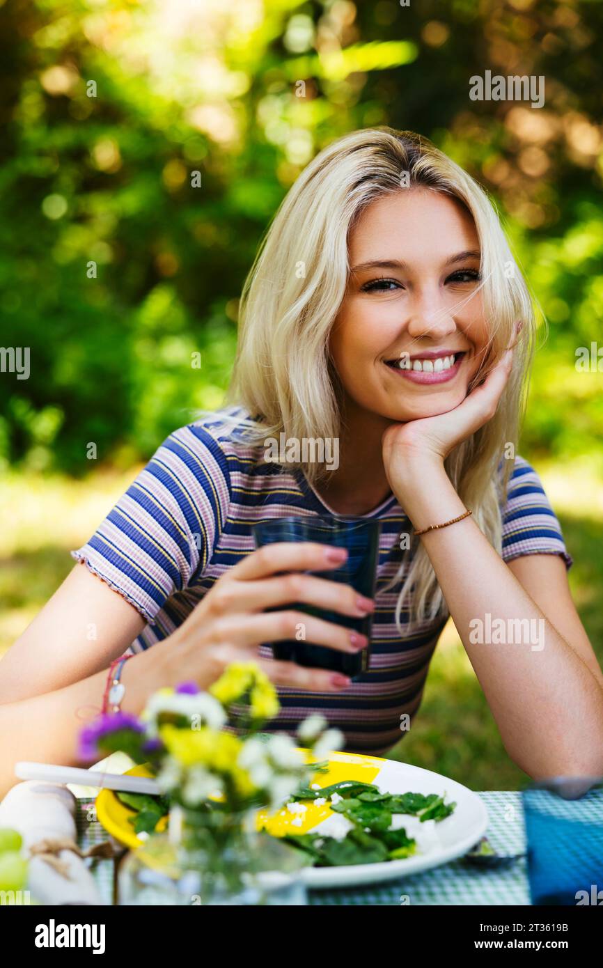 Woman sitting at table hi-res stock photography and images - Alamy
