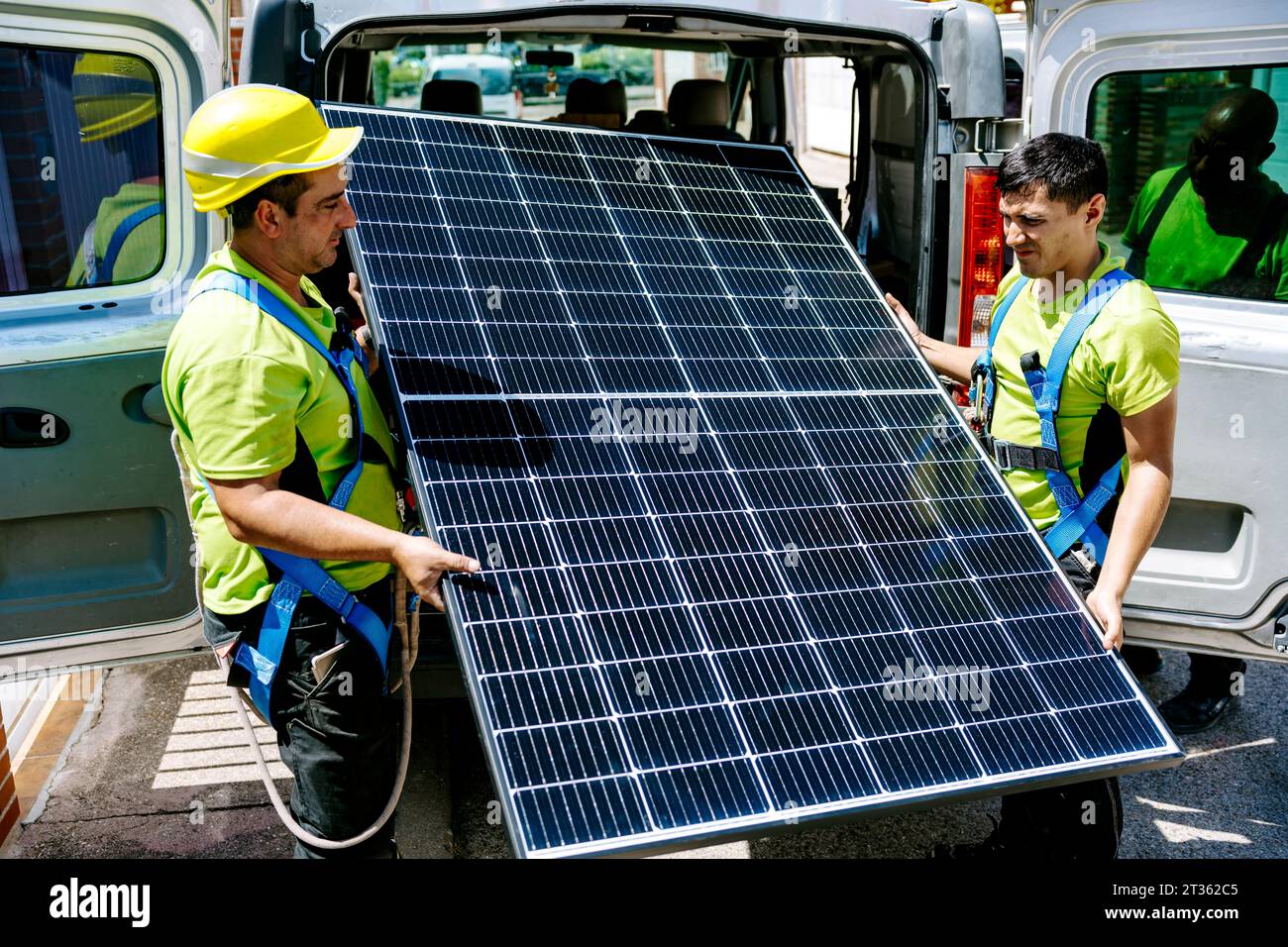 African man holding solar panel hi-res stock photography and images - Alamy