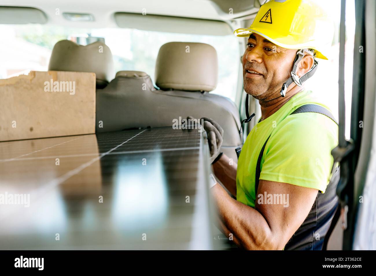 African man holding solar panel hi-res stock photography and images - Alamy