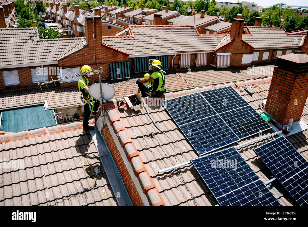 Male engineers installing solar panels hi-res stock photography and ...