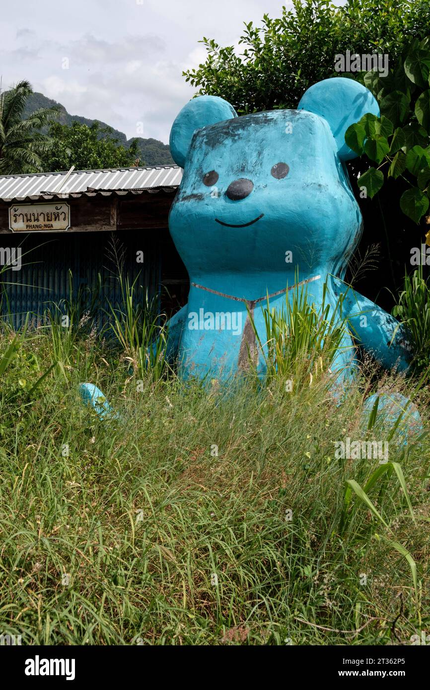Grosser blauer Bär vor einem Haus - Phang Nga - Thailand, Dezember 2022 *** Big blue bear in ...