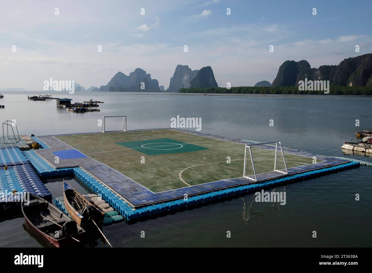 Schwimmendes Fussballfeld bei Koh Panyee Fischerdorf auf Stelzen - Phang Nga Bay - Thailand ...