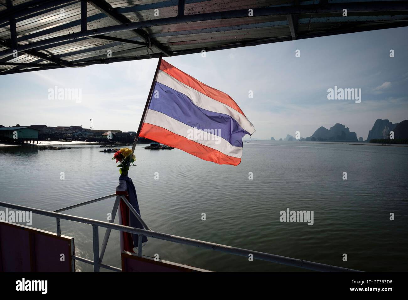 Thailändische Fahne auf dem Restaurant-Schiff bei Koh Panyee ...