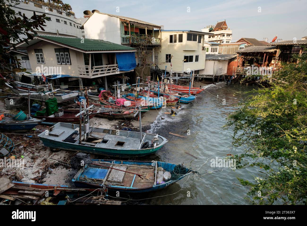 Fischerboote am Meeresufer beim Jao Mae Tub Tim Shrine - Hua Hin ...