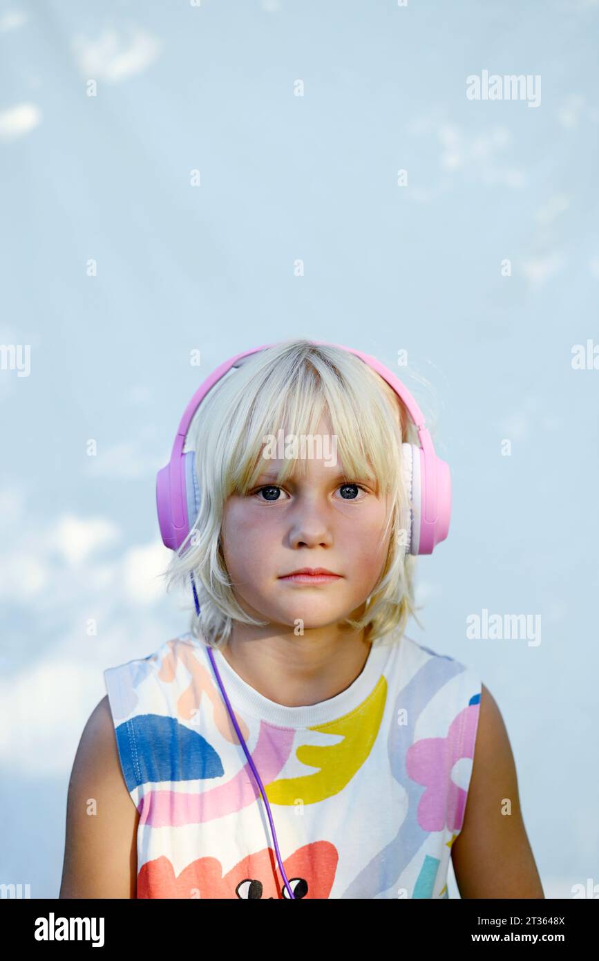 Girl wearing headphones and listening to music Stock Photo - Alamy