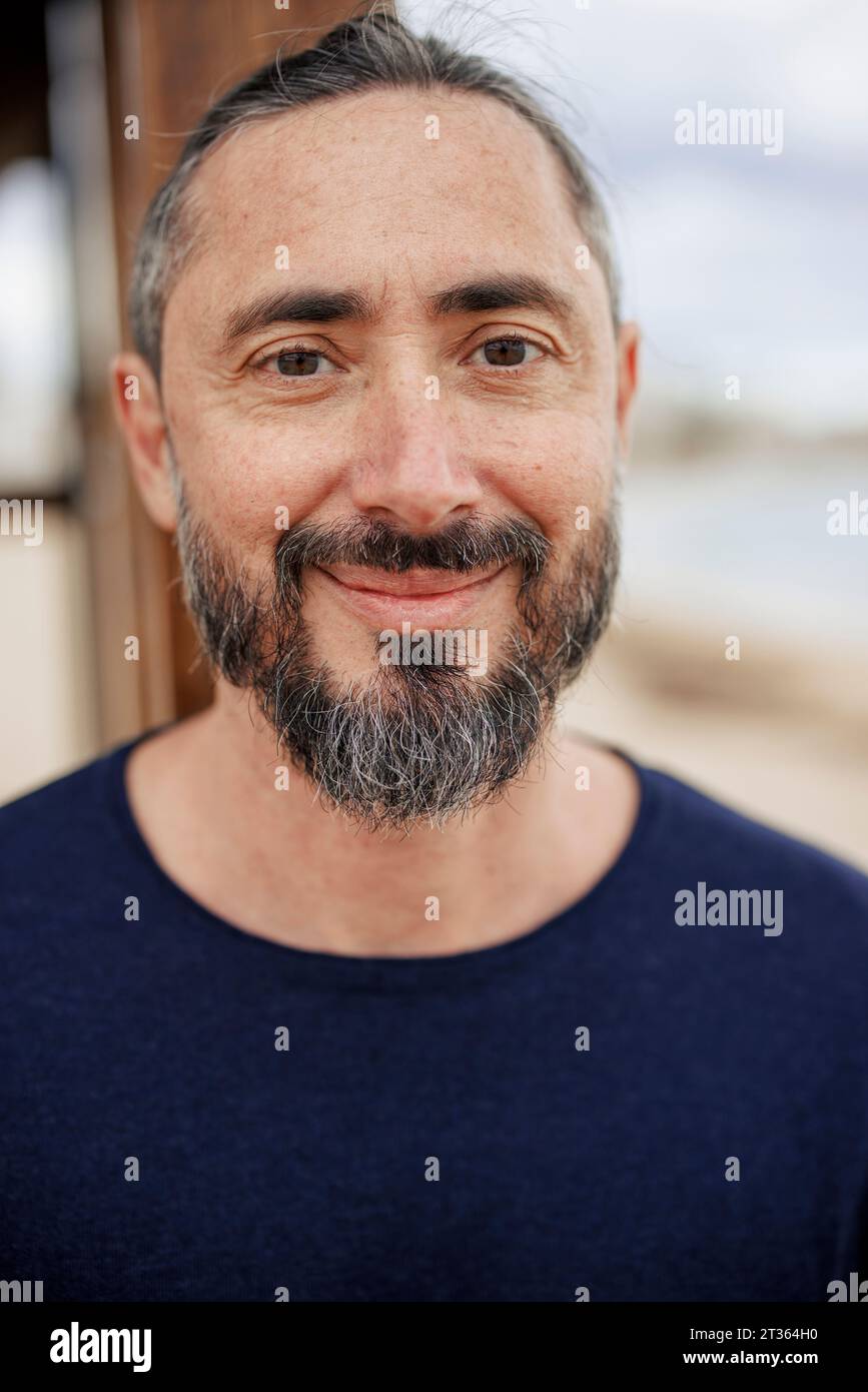 Man wearing blue t shirt hi-res stock photography and images - Alamy