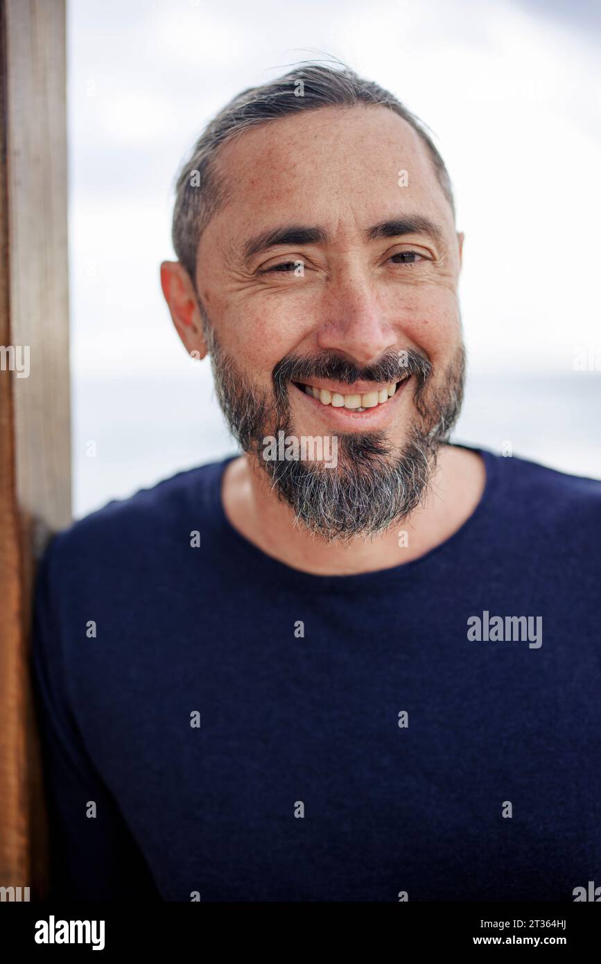 Happy man wearing blue T-shirt Stock Photo - Alamy